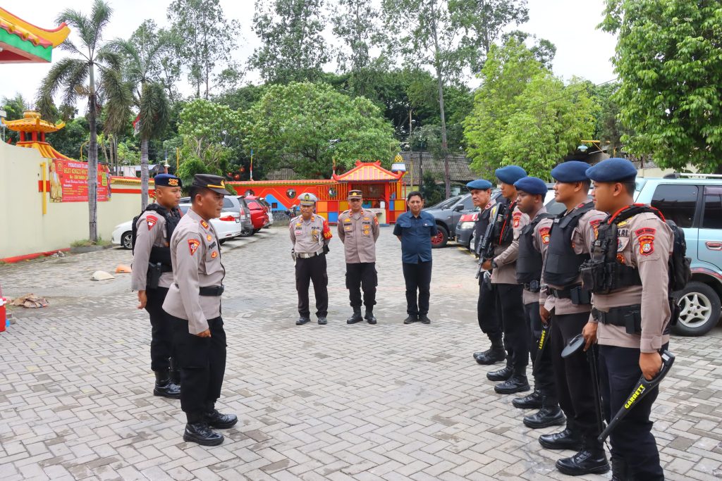 Sterilisasi Vihara Jelang Perayaan Imlek 2576/2025, Polres Metro Tangerang Kerahkan Tim Jibom ...