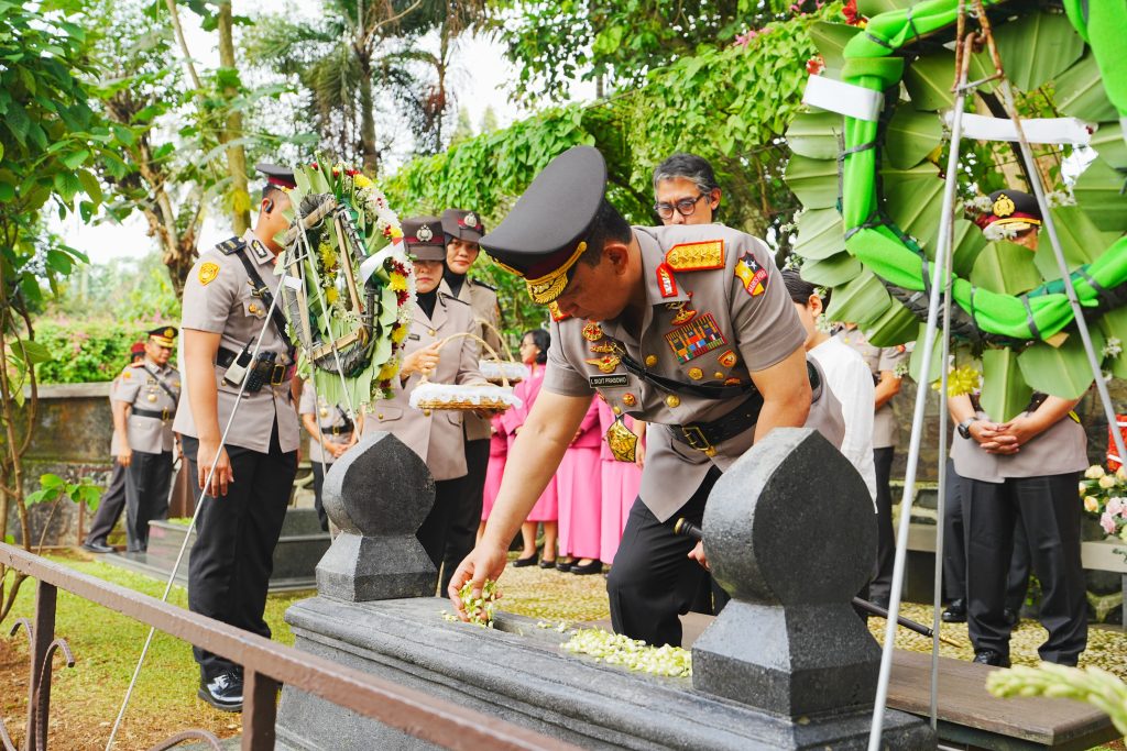 Jelang Hari Bhayangkara, Kapolri Ziarah Ke Makam BJ Habibie, Hingga Hoegeng. - Gabungnya ...